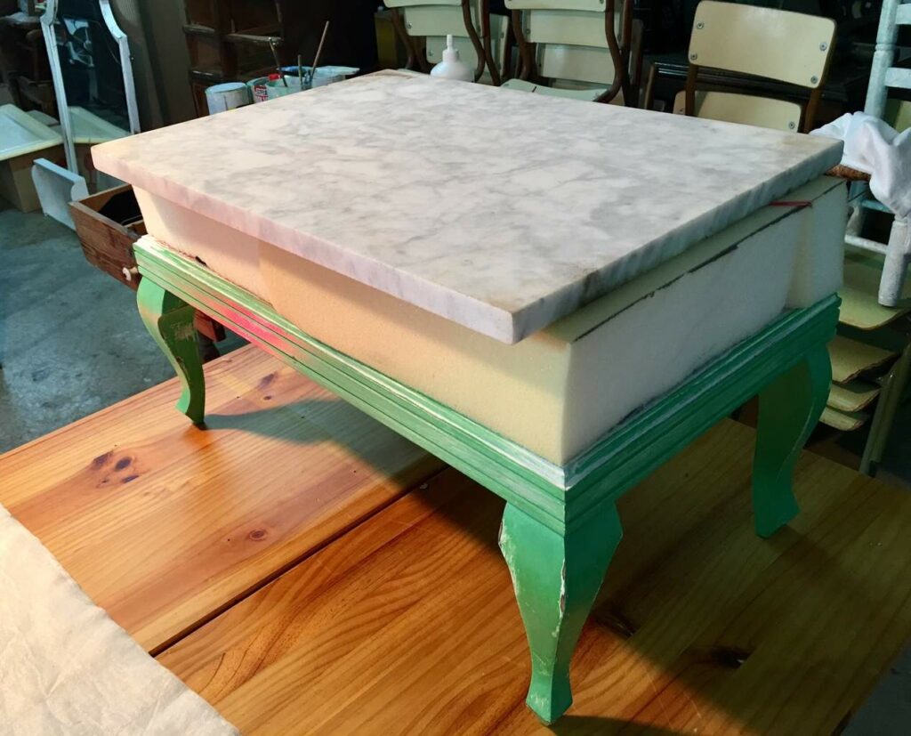 Convertir una mesita de noche en un reposapiés | Reciclandoenelatico