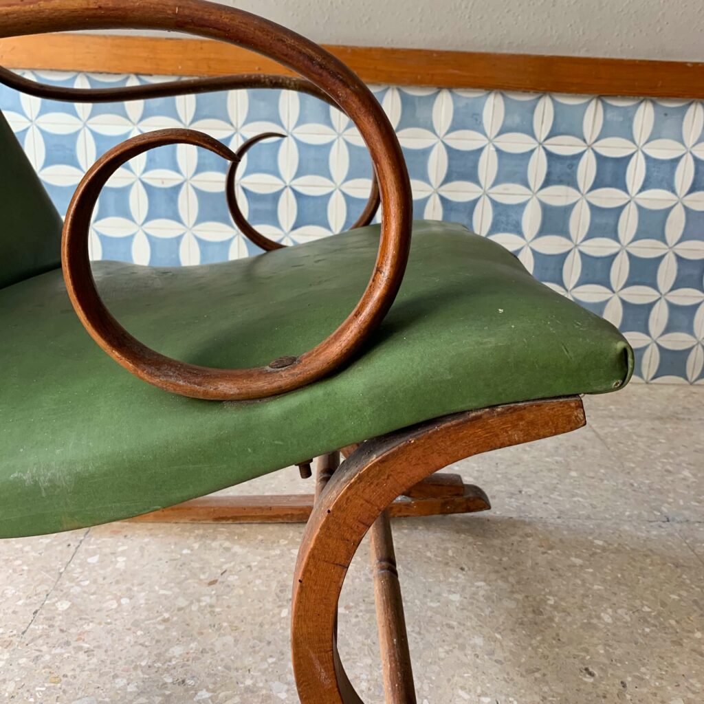 Mecedora estilo thonet con tapizado de skay verde | Reciclandoenelatico