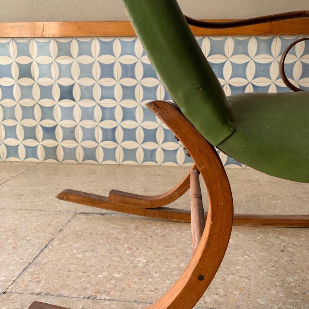 Mecedora estilo thonet con tapizado de skay verde - Reciclandoenelatico