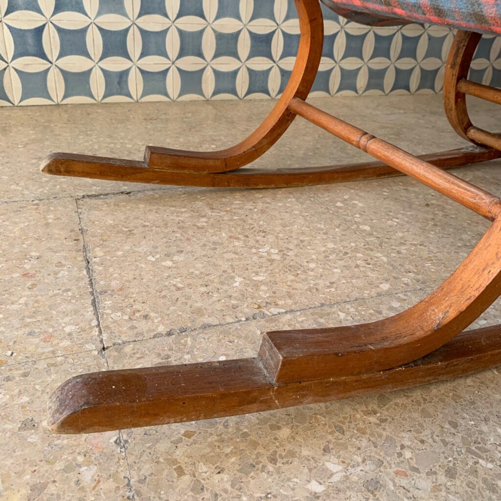 Mecedora estilo thonet con tapizado de skay verde | Reciclandoenelatico