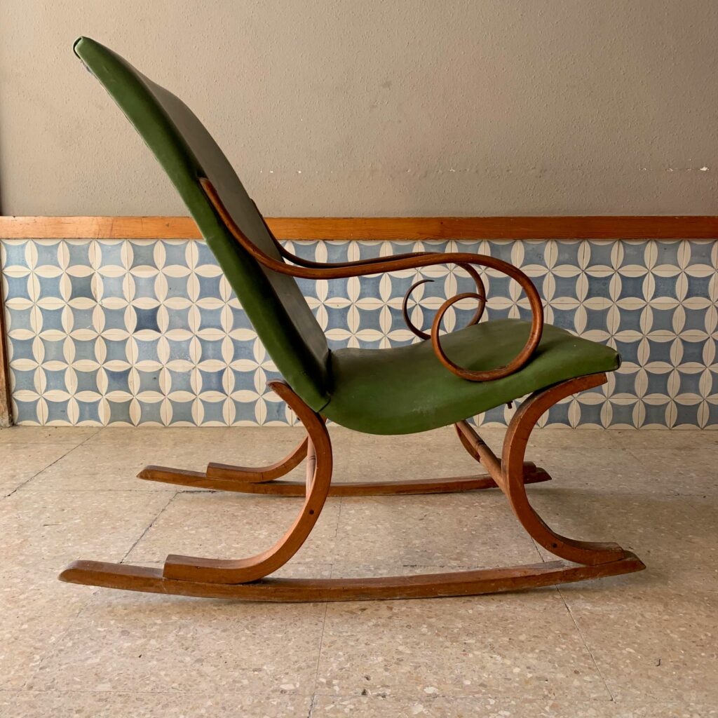 Mecedora estilo thonet con tapizado de skay verde | Reciclandoenelatico