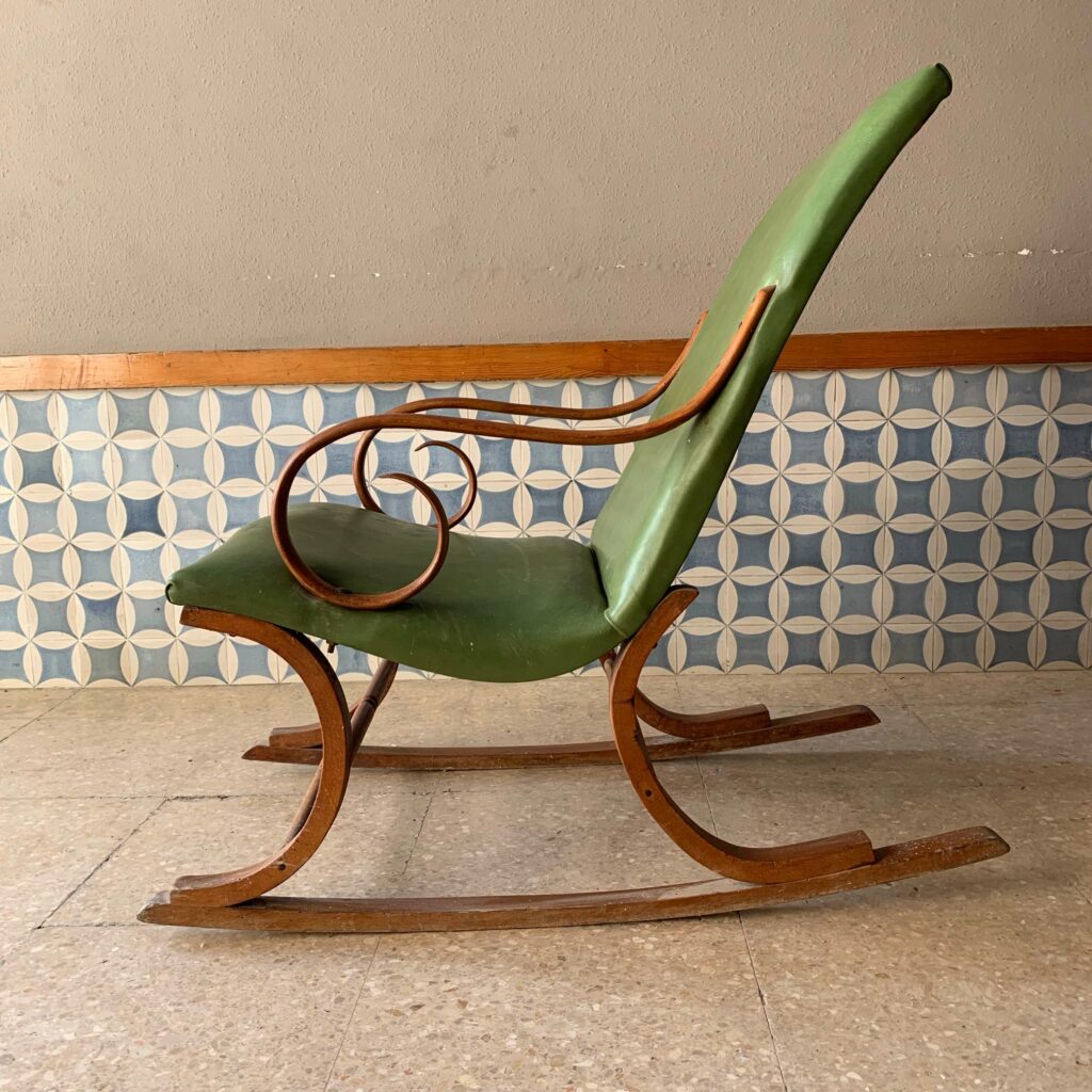 Mecedora estilo thonet con tapizado de skay verde | Reciclandoenelatico