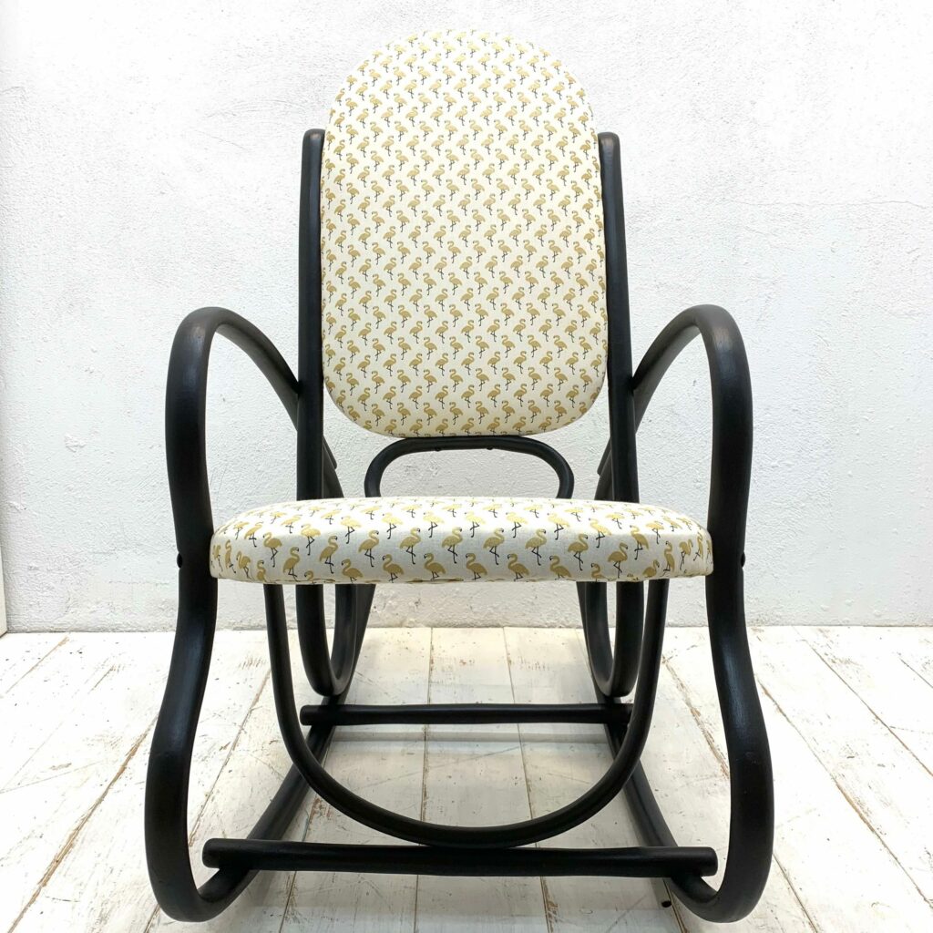 Mecedora estilo Thonet negra con tapizado de Flamingos ...